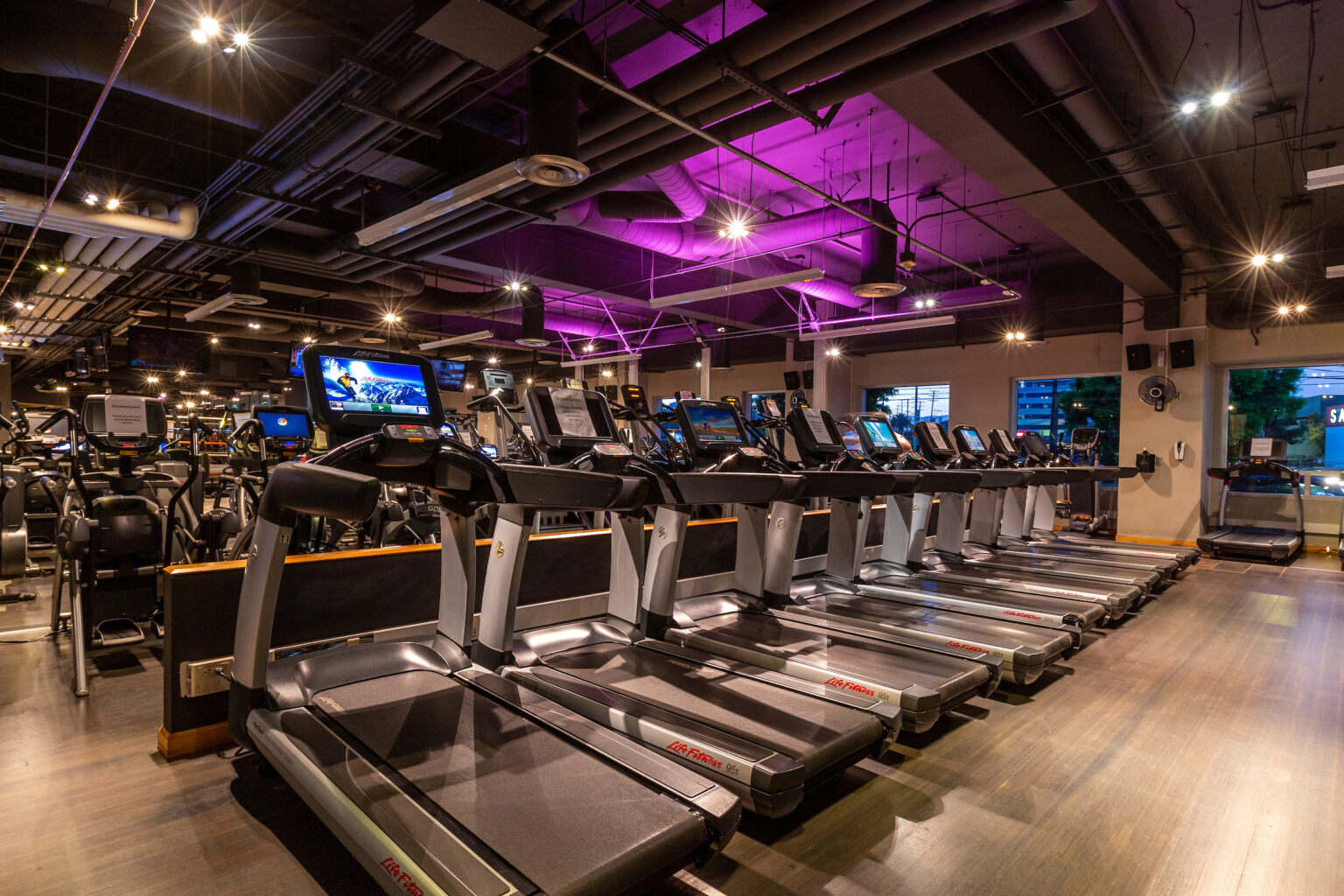 8 Most Iconic Gyms in LA to Add to Your Bucket List - iSportsWeb